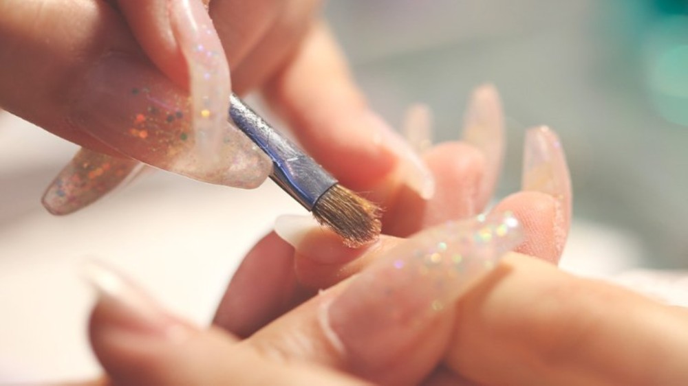 اظافر جل: ما هي، منافع وأضرار، كيفية التطبيق... جميع الأجو... - جمالك