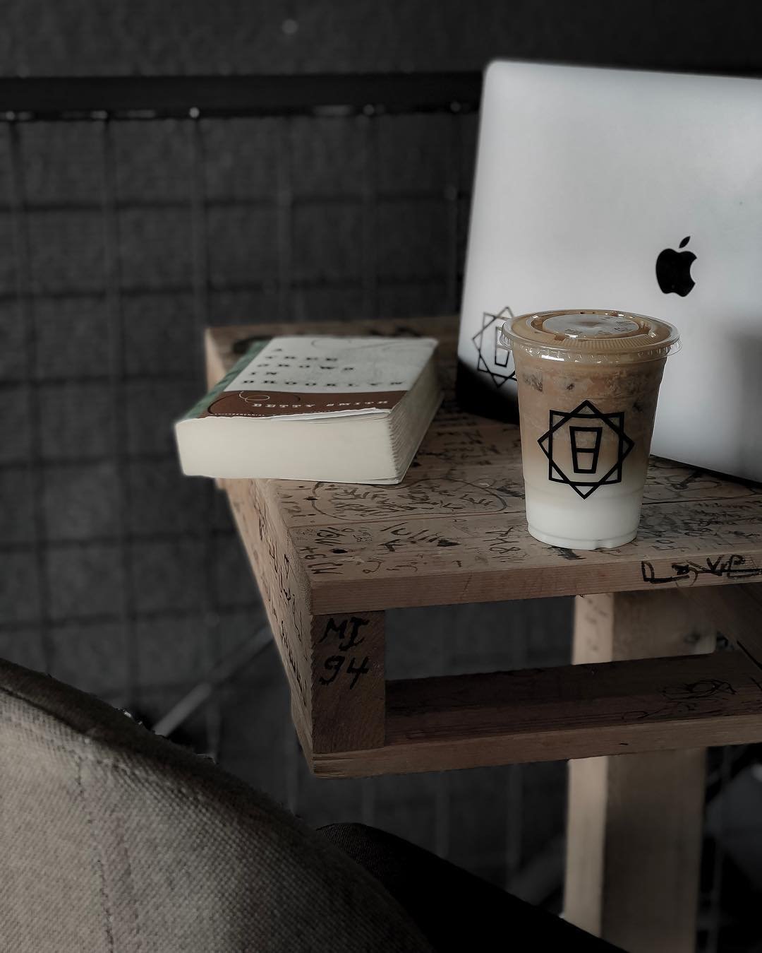 افضل كوفي شوب في السعودية مناسبة للقراءة. خذي كتابكِ الجديد وزوريها ...